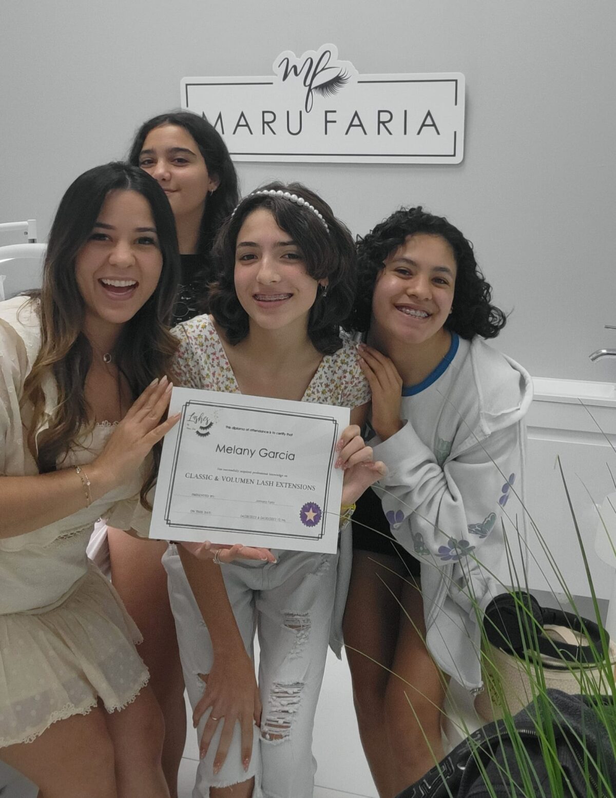 La técnica correcta para realizar pestañas clásicas y de volumen. – Lashes by Maru